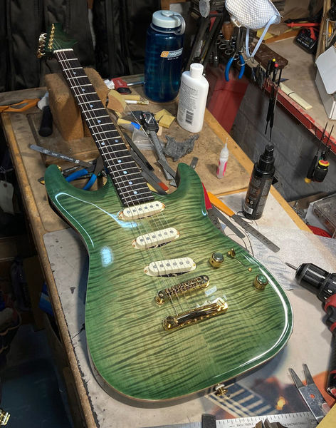 La guitare électrique Pensa MK 2 Flame Top RW Emerald | Test, Avis ...